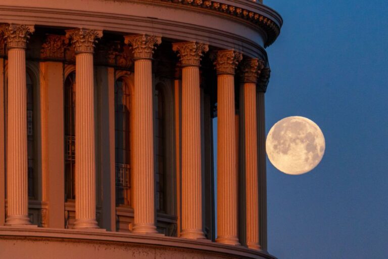 Regardez la pleine Lune des Neiges de février se lever ce week-end à ...